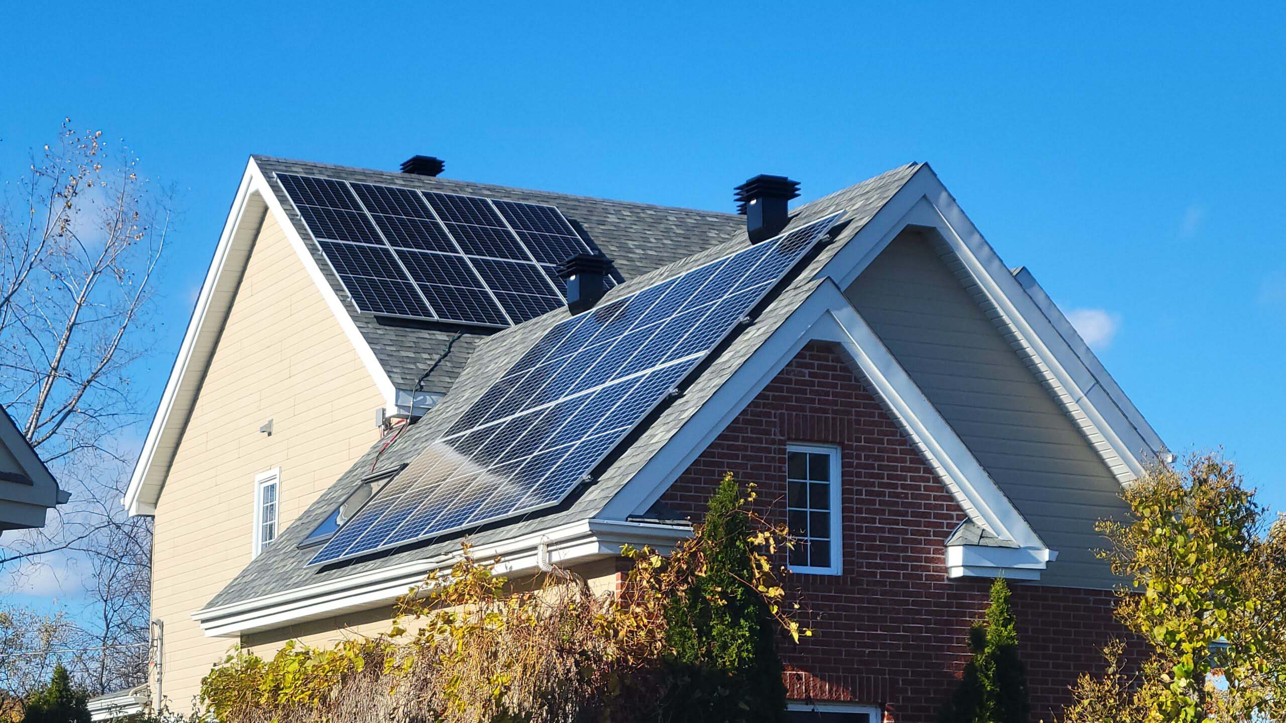 Quebec Solar | Qu’est-ce qu’un système solaire hybride d’appoint?